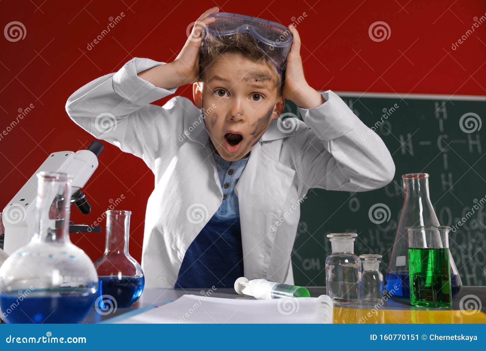 Emotionellt Barn I Laboratorium Farligt Experiment Fotografering för ...