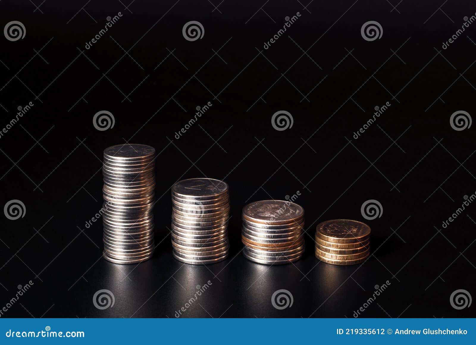 Empilhamento De Pilhas De Moedas Num Fundo Preto Foto de Stock - Imagem ... Empilhamento De Pilhas De Moedas Num Fundo Preto Foto de Stock - Imagem ...