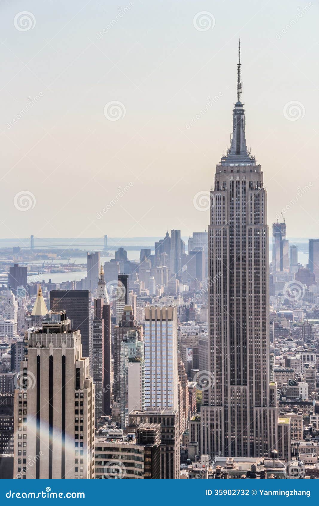 Empire State Building Avec Son Entourage Photographie éditorial - Image ...