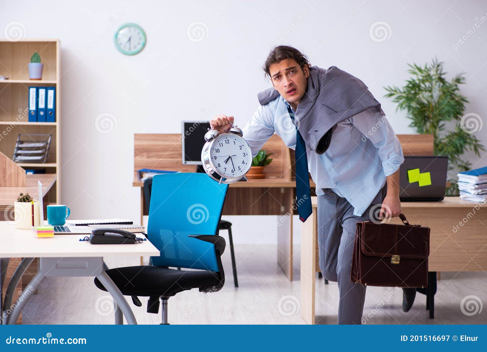 Empleado Joven Que Es Tarde Para Su Trabajo Imagen de archivo - Imagen ...