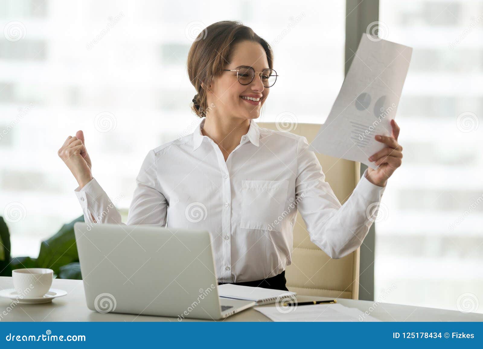 Empresaria Emocionada Feliz Con Buenos Resultados Del Trabajo En ... Empresaria Emocionada Feliz Con Buenos Resultados Del Trabajo En ...