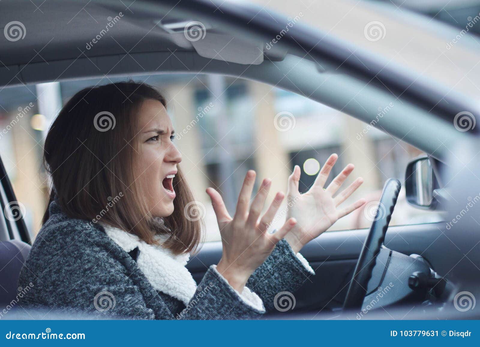 Empresaria Joven Subrayada Que Conduce Su Coche Imagen de archivo ...