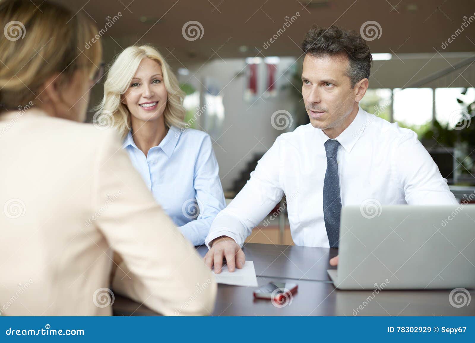 Empresaria Profesional Que Consulta Con Sus Clientes Imagen de archivo ...