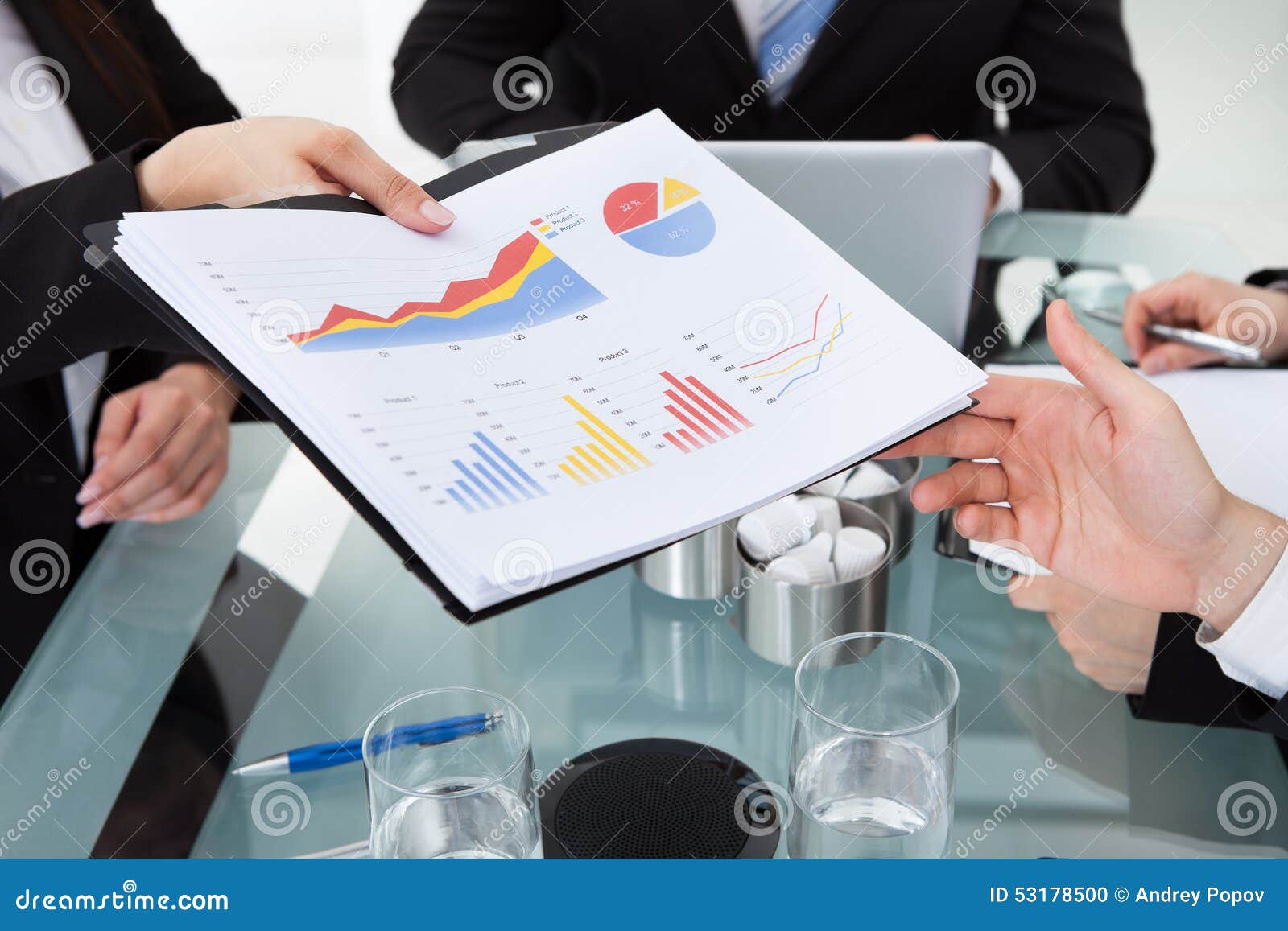 Empresaria Que Da La Carta Del Progreso Al Colega Foto de archivo - Imagen de persona ...