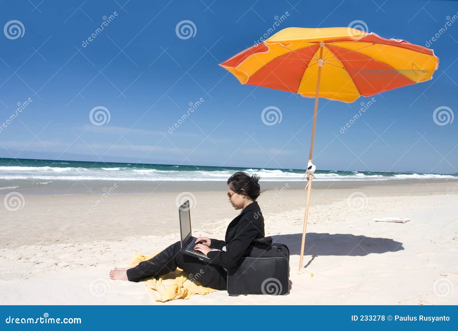 Empresaria Que Trabaja En La Playa Foto de archivo - Imagen de azul ...