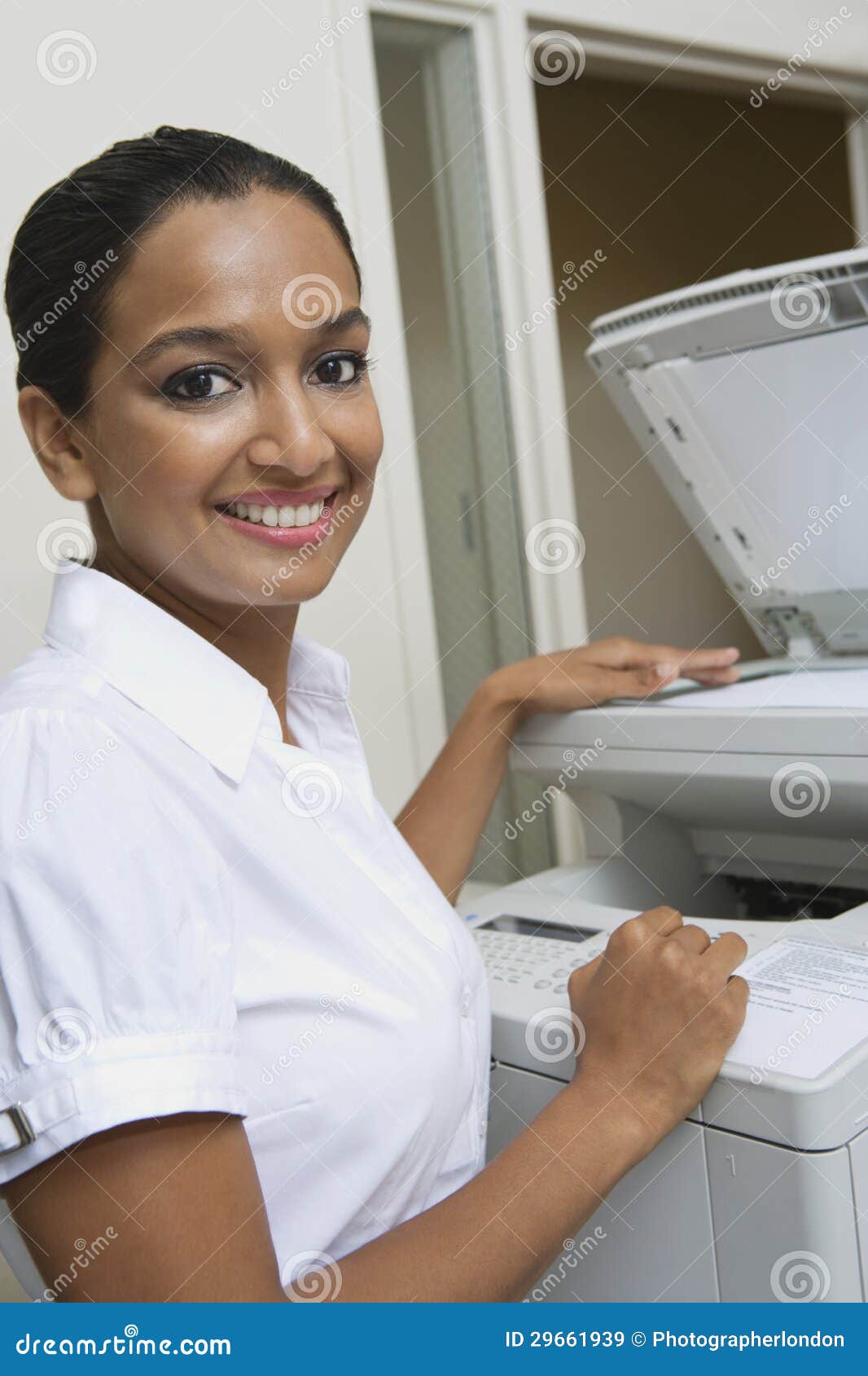 Empresaria Using Fax Machine in Office Imagen de archivo - Imagen de ...