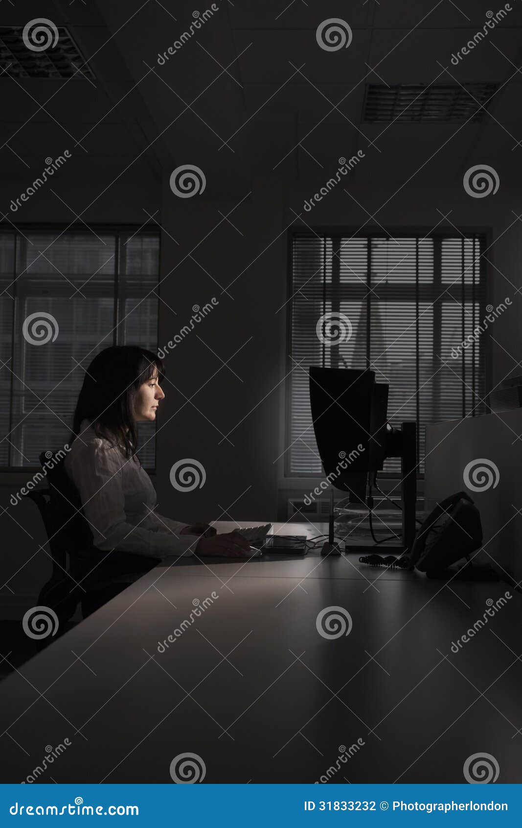 Empresaria Working on Computer En Oficina Oscura Foto de archivo ...