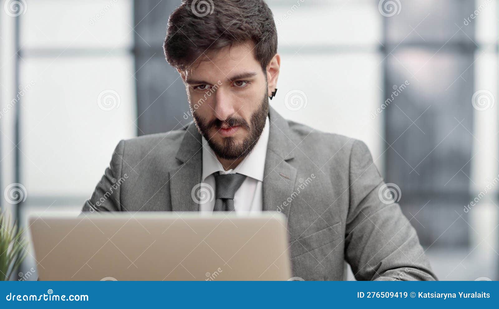 Empresario Exitoso Que Trabaja En Oficinas Internas Con Traje De ... Empresario Exitoso Que Trabaja En Oficinas Internas Con Traje De ...