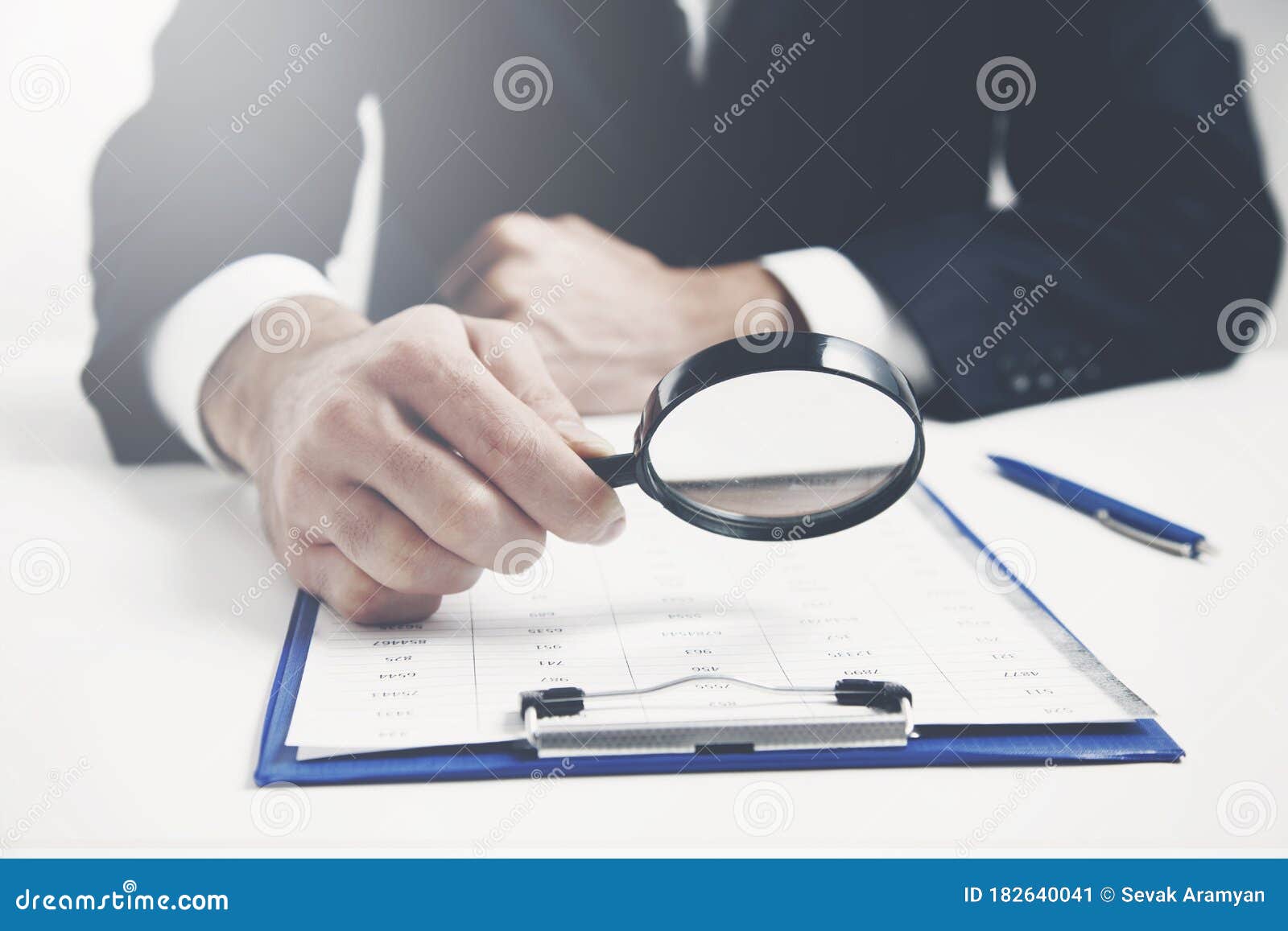 Empresario Revisando Un Documento Con Una Lupa Imagen de archivo ...