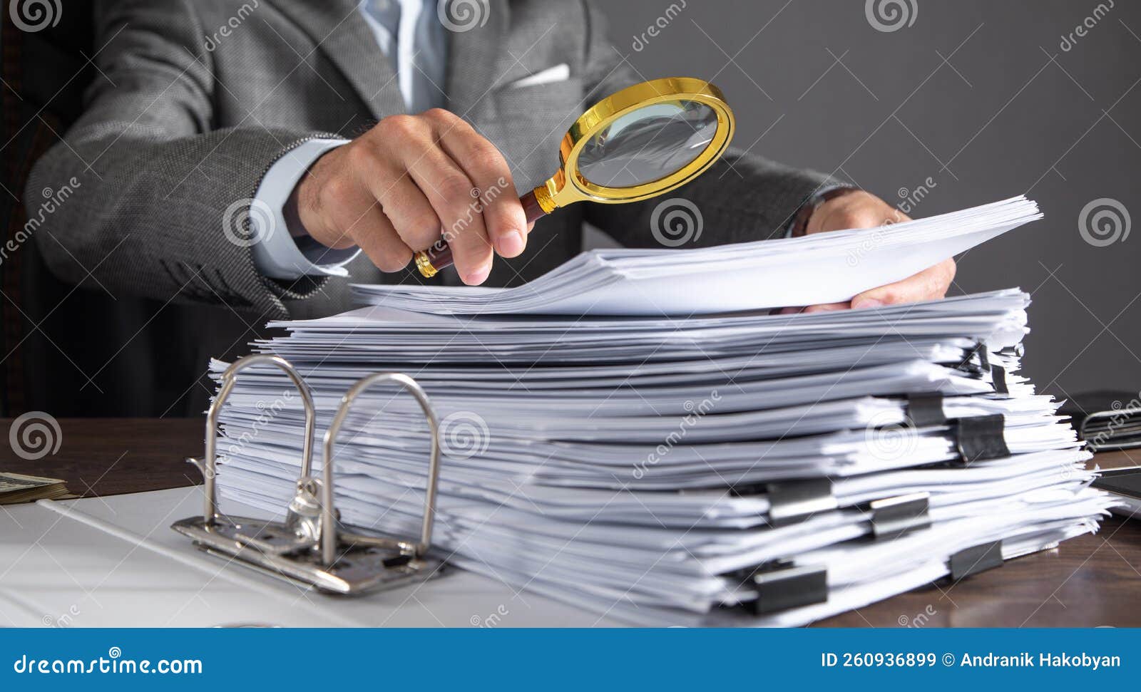 Empresario Sostiene Una Lupa Con Documentos Imagen de archivo - Imagen ...