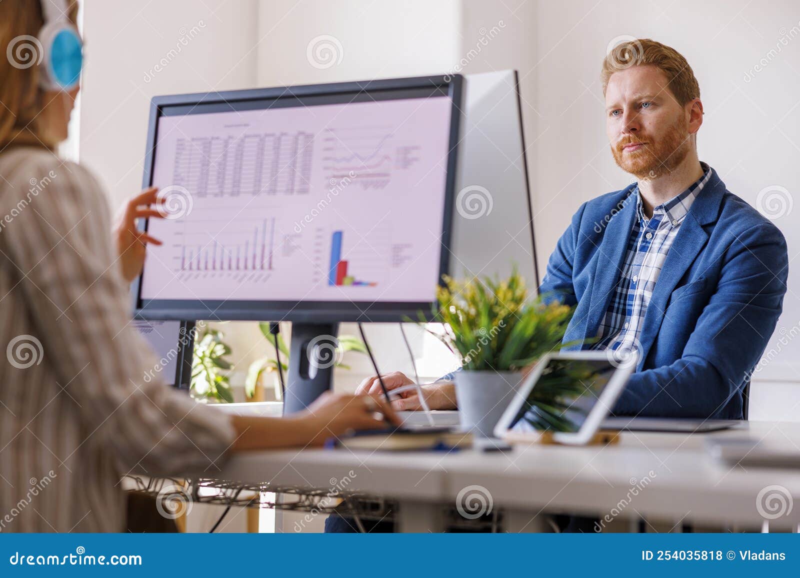 Empresarios Que Trabajan En Una Agencia De Contabilidad Foto de archivo ... Empresarios Que Trabajan En Una Agencia De Contabilidad Foto de archivo ...