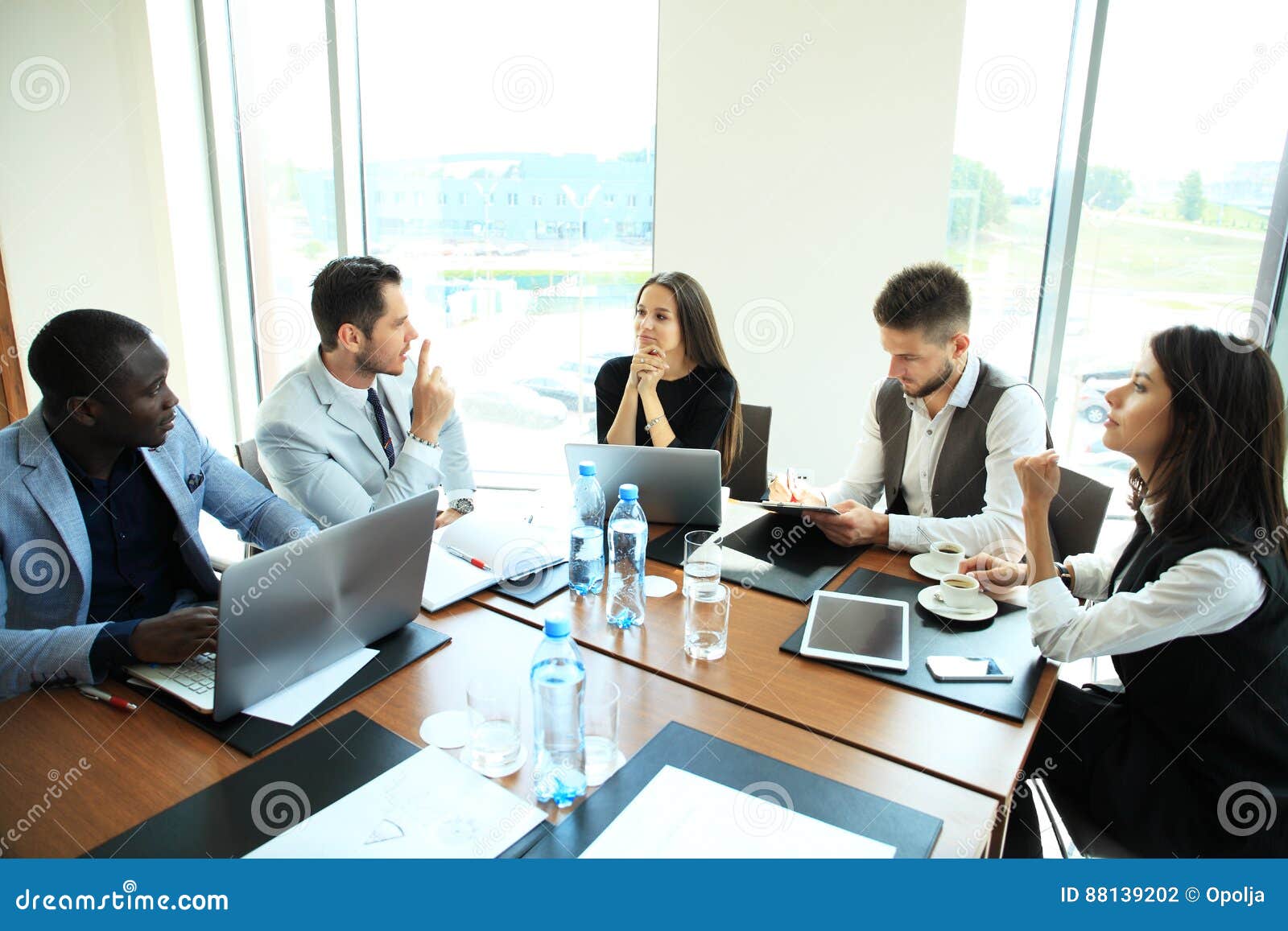 Empresários E Executivos Da Conferência Na Sala De Reunião Moderna Foto