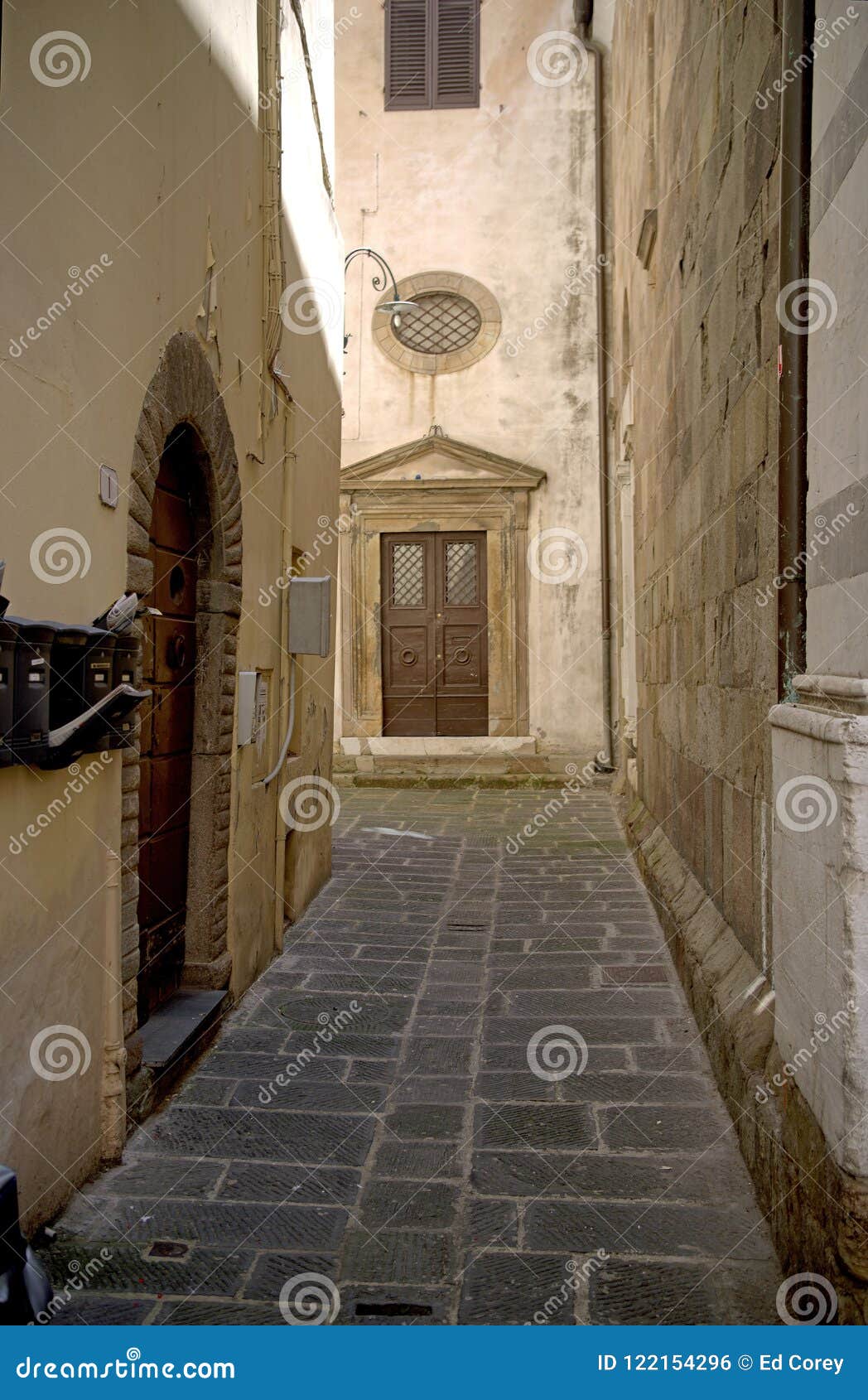 Empty Ally Way 6634 editorial photo. Image of exterior - 122154296