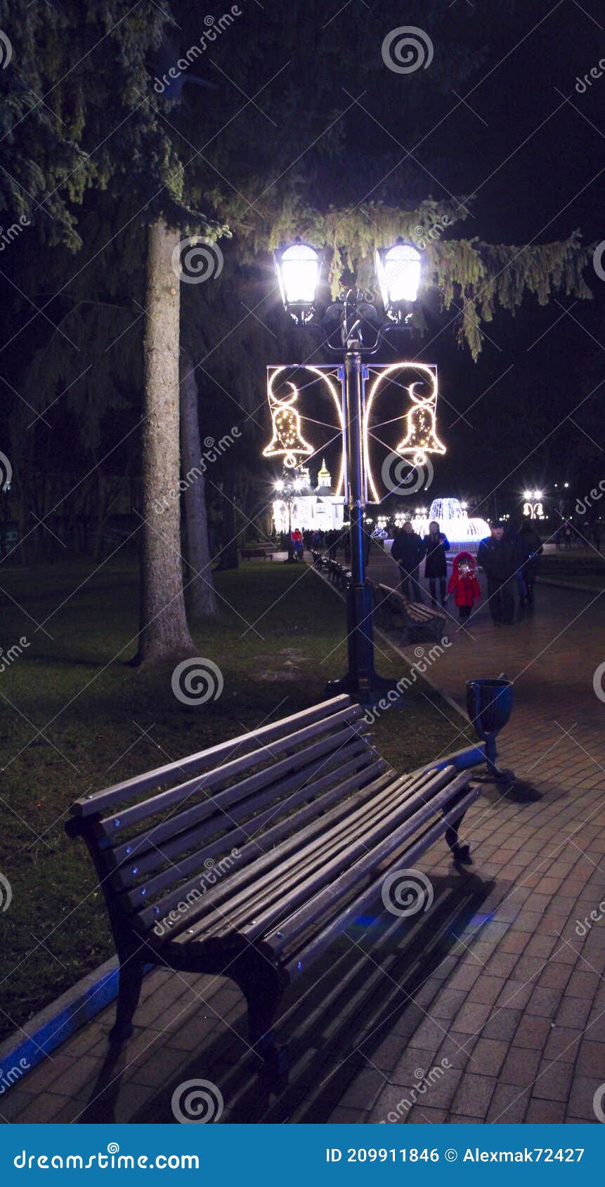 Empty Bench Under Lantern in Evening Park. Night Lights Illuminate the ...