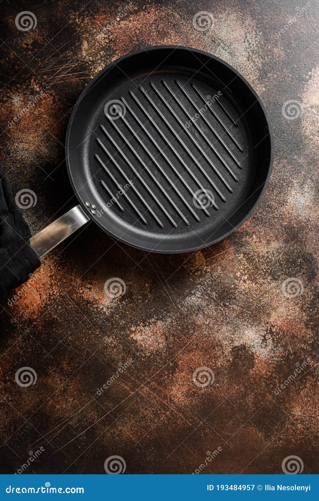 Empty Cast-iron Grill Pan Skillet and Linen Cloth on Metal Rustic Table ...