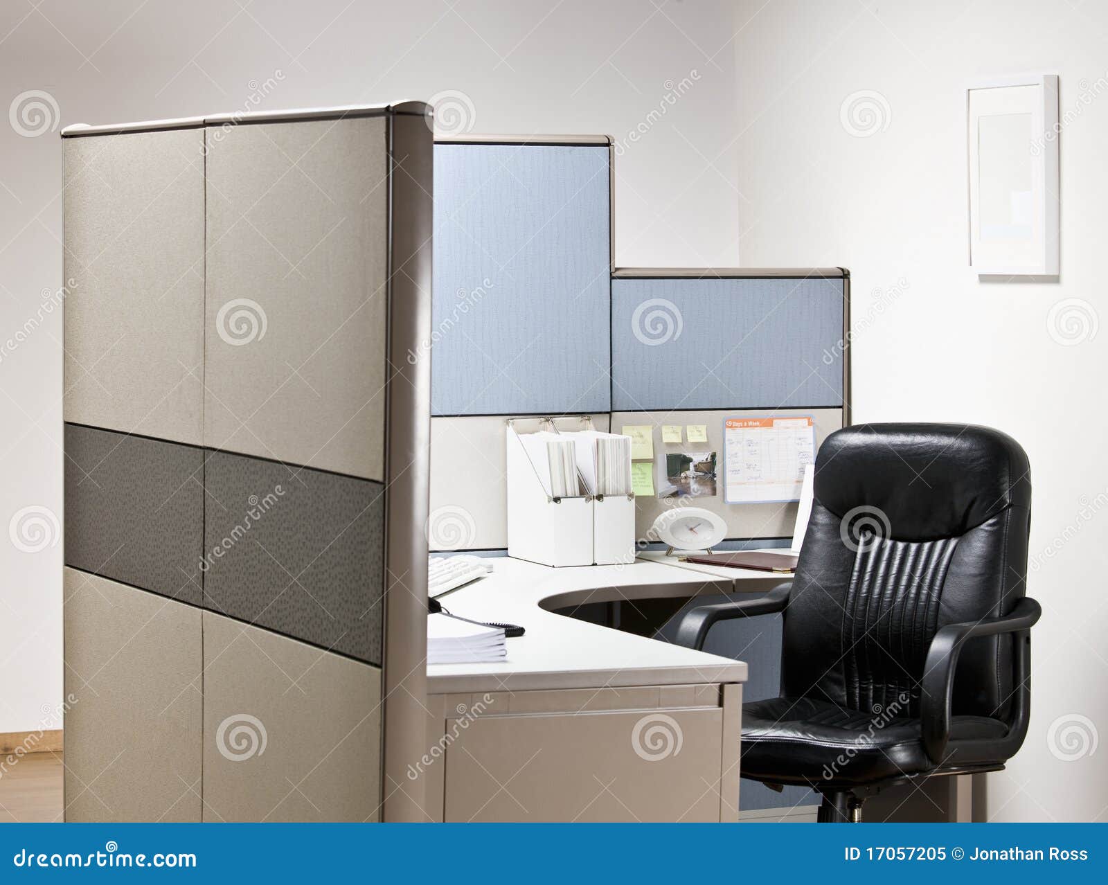 Empty Chair at Desk in Cubicle Stock Image - Image of desk, chair: 17057205