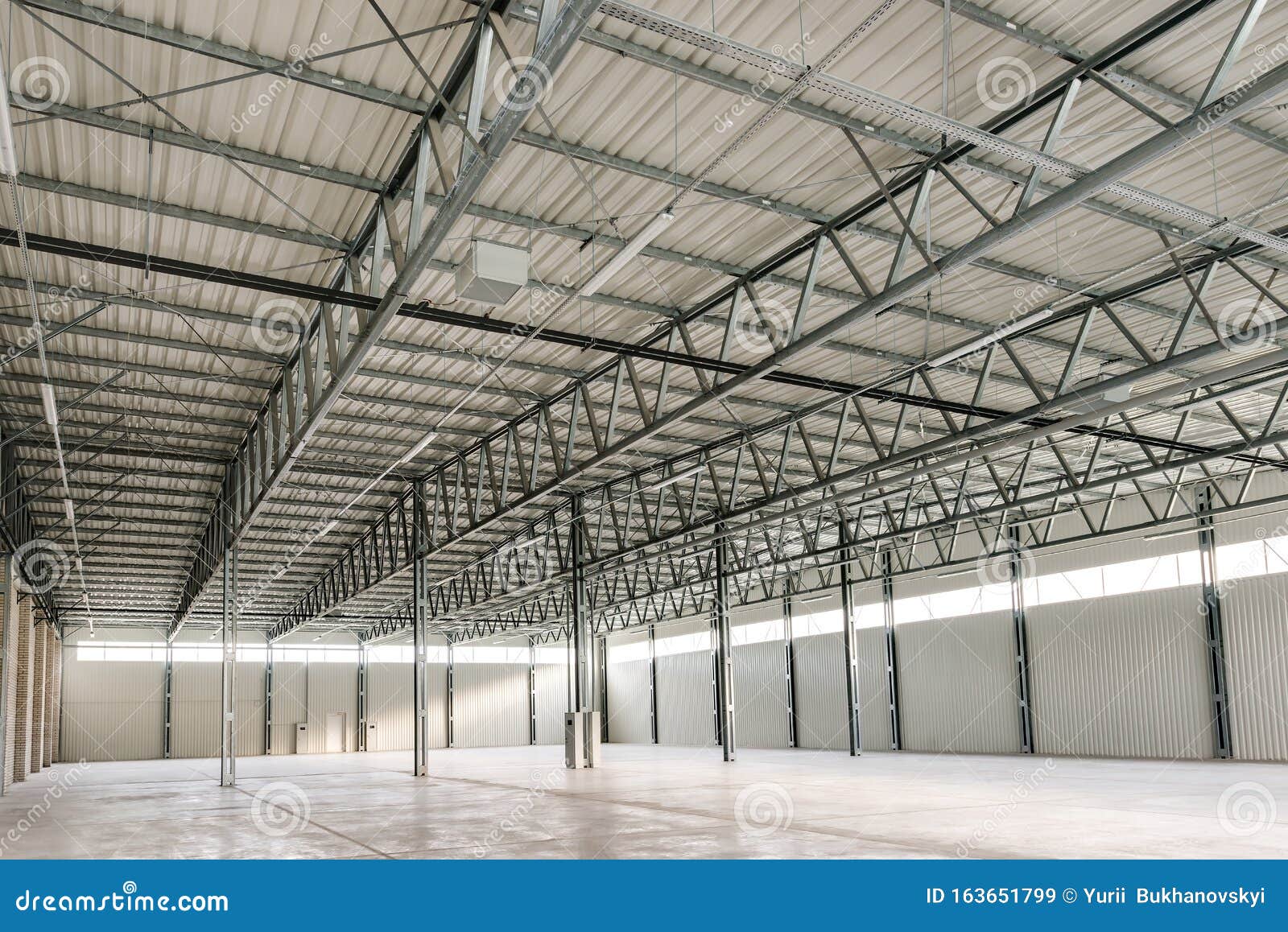 Empty Clean White Warehouse Stock Image - Image of indoors, perspective ...