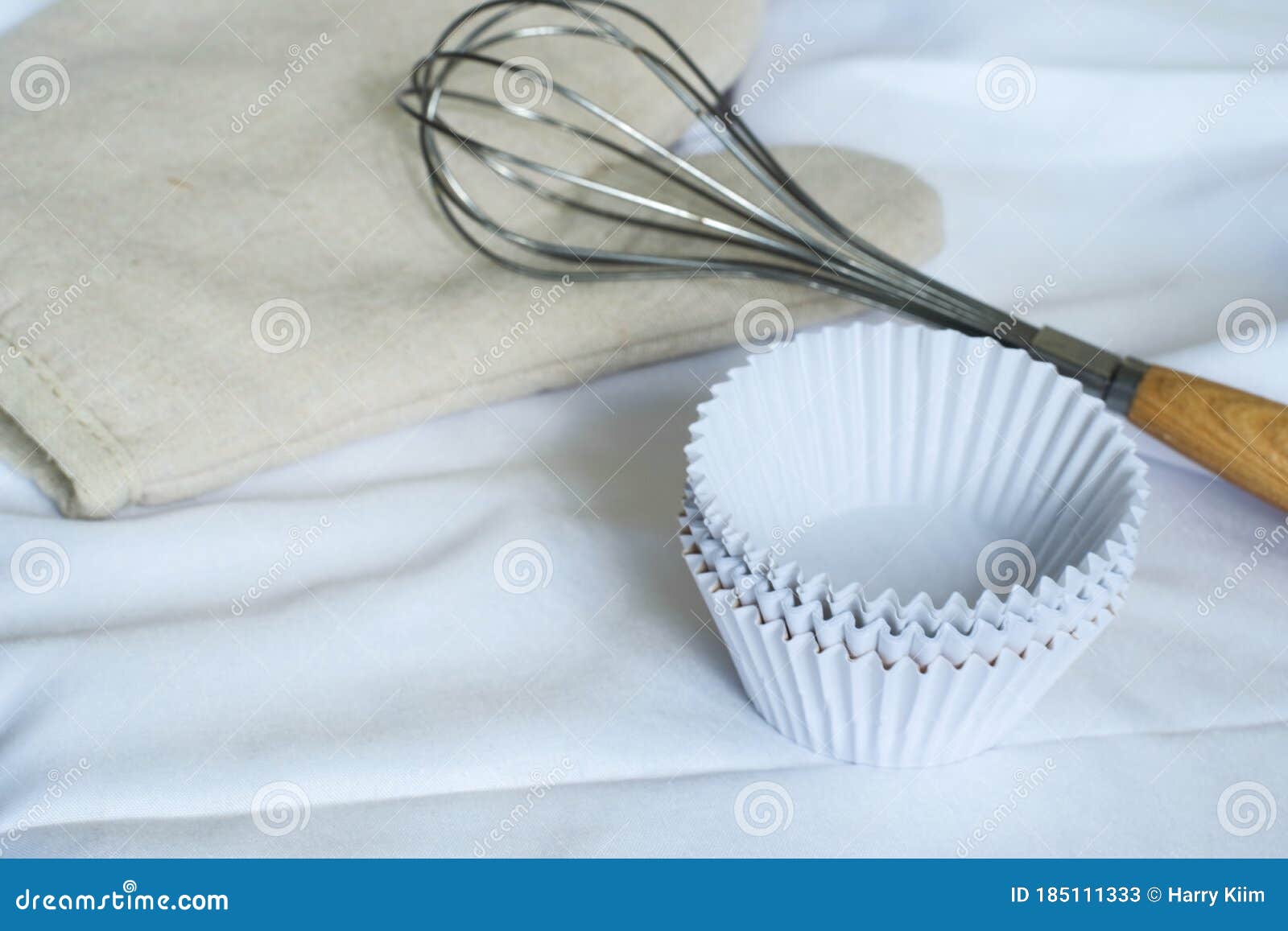 Empty Cupcake Mold White Paper Baking Cups for Cupcakes and Muffin ...