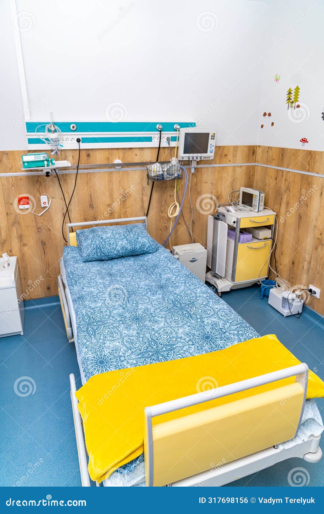 Empty Hospital Modern Ward with Comfortable Bed. Nobody Emergency Room ...