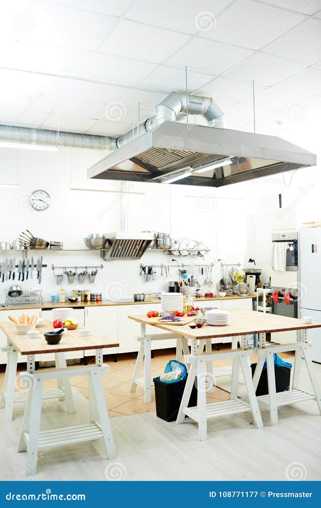 Empty kitchen stock image. Image of small, cooking, food - 108771177