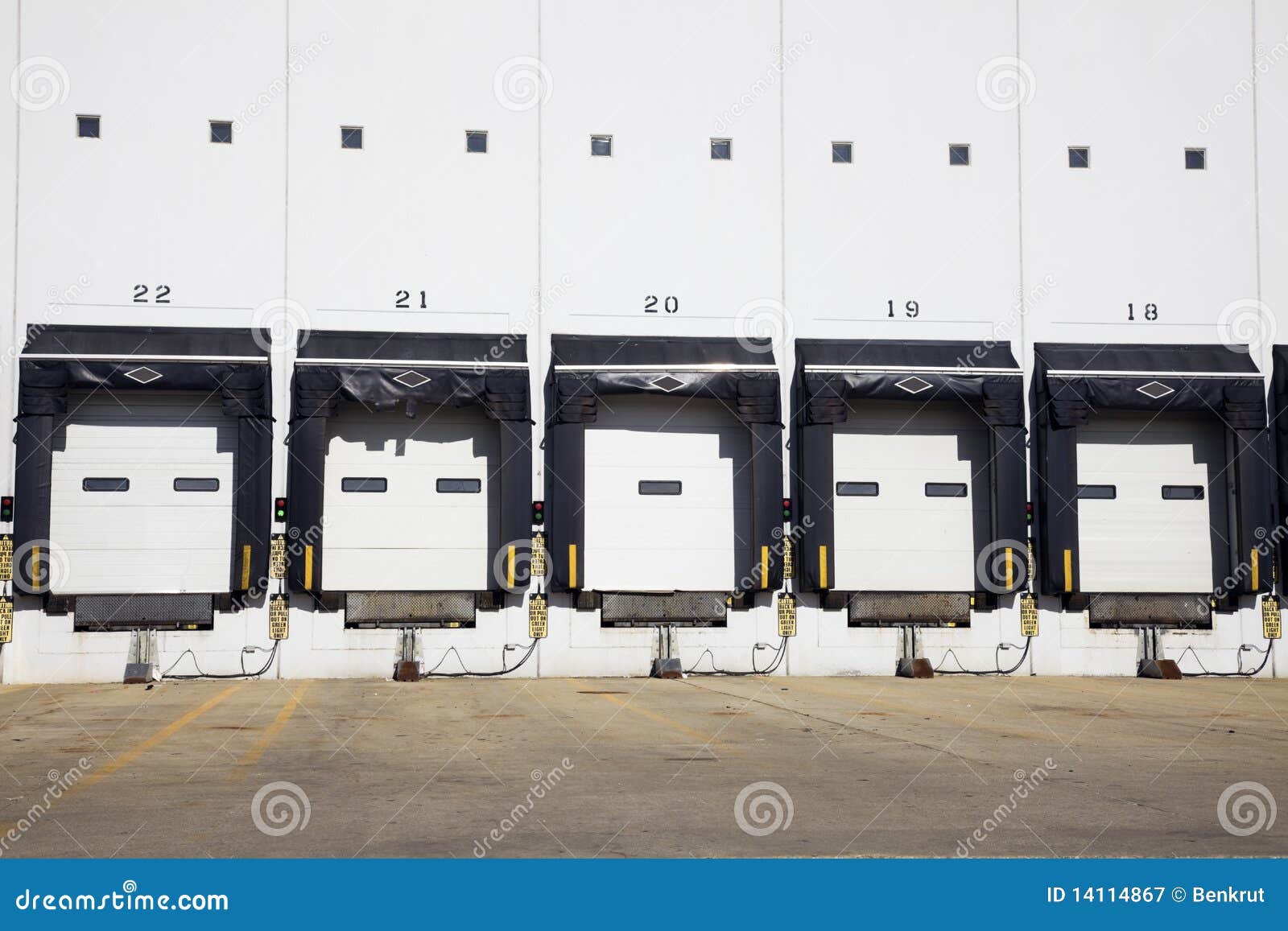 Empty Loading Dock stock image. Image of horizontal, industry - 14114867