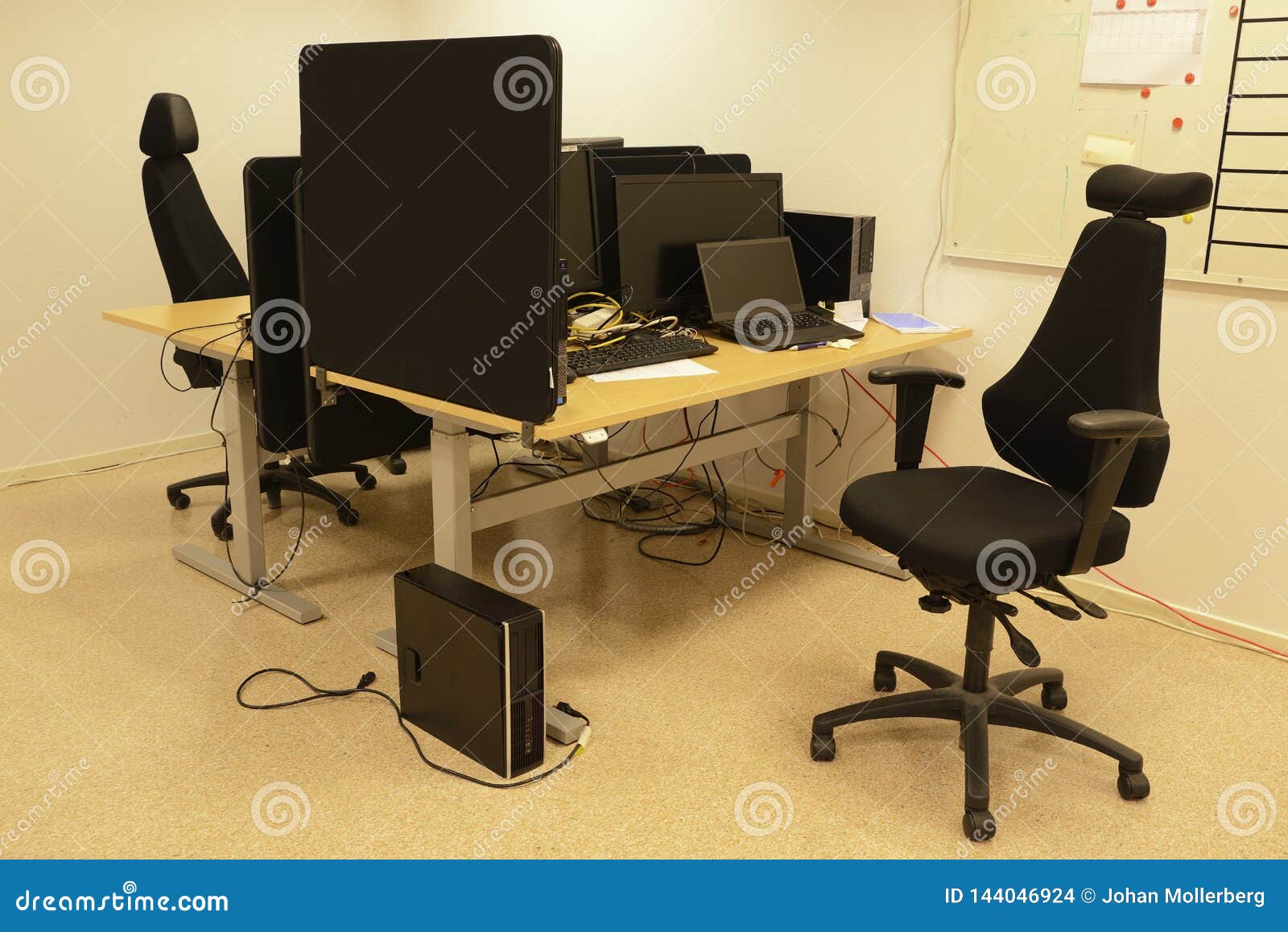 Empty Office Chairs in a Row Stock Photo - Image of modern, cubicle ...