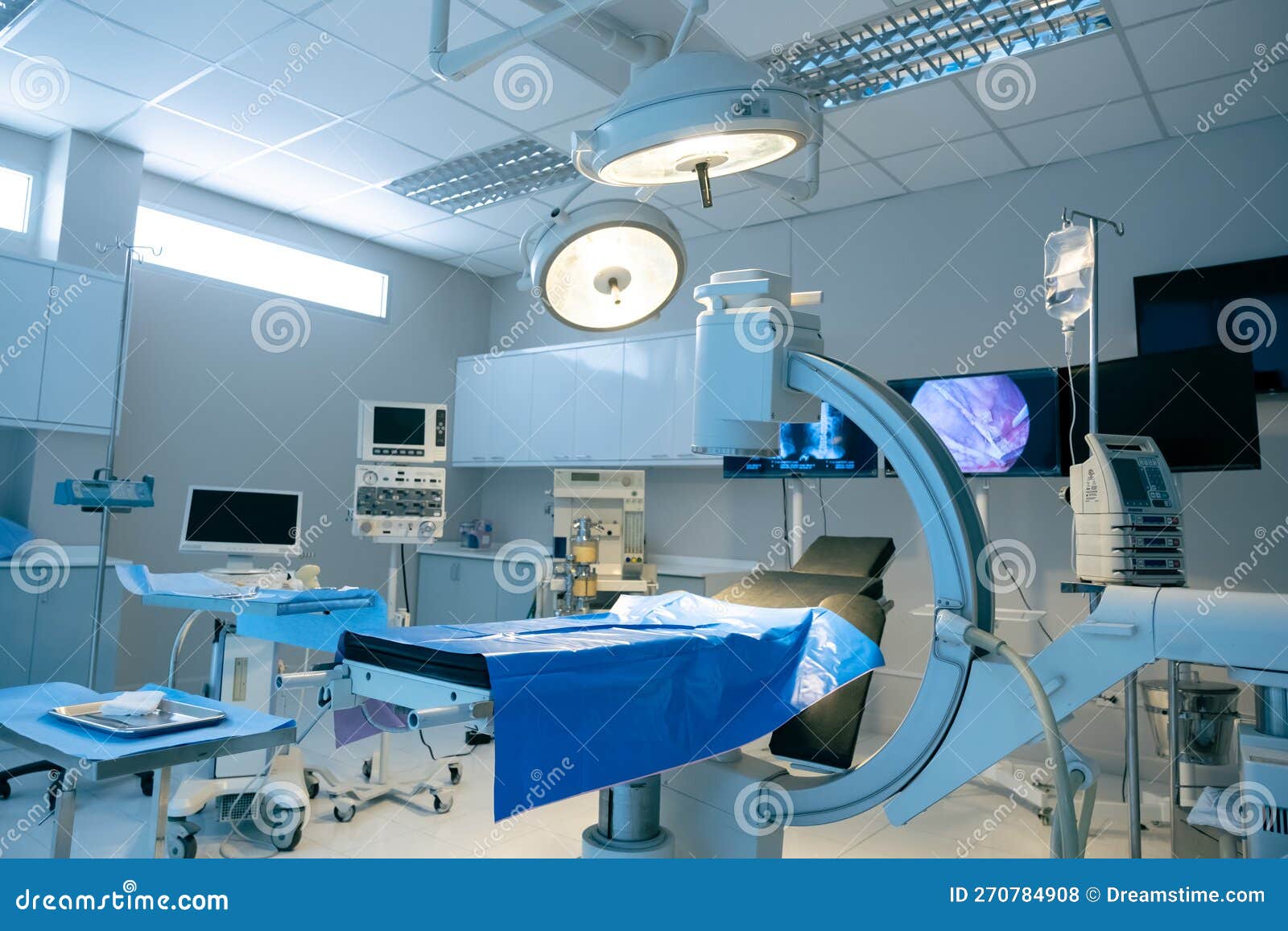 Empty Operating Room with Bed Stock Photo - Image of clinic, surgeon ...