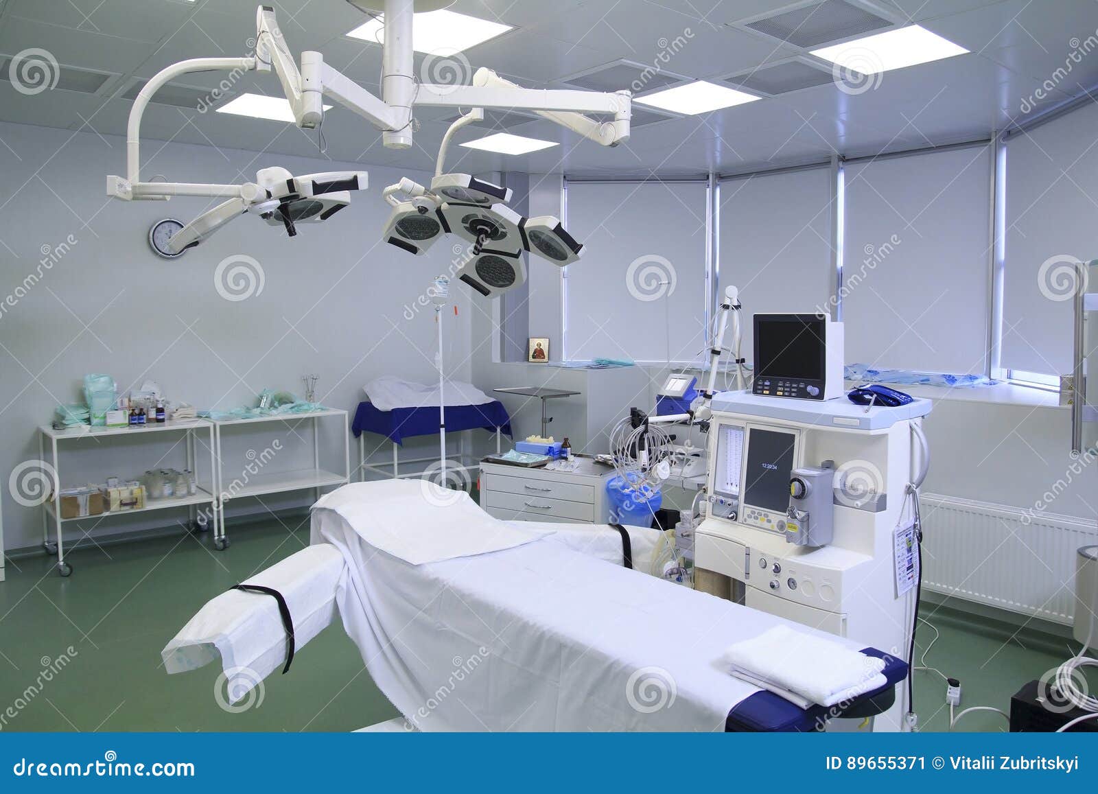 Empty Operating Room stock image. Image of surgical, lamp - 89655371