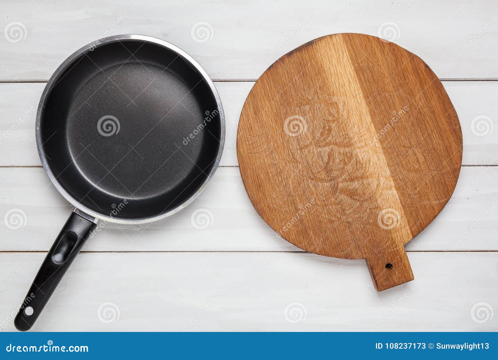 Empty Pan and Cutting Board Stock Image - Image of board, blank: 108237173