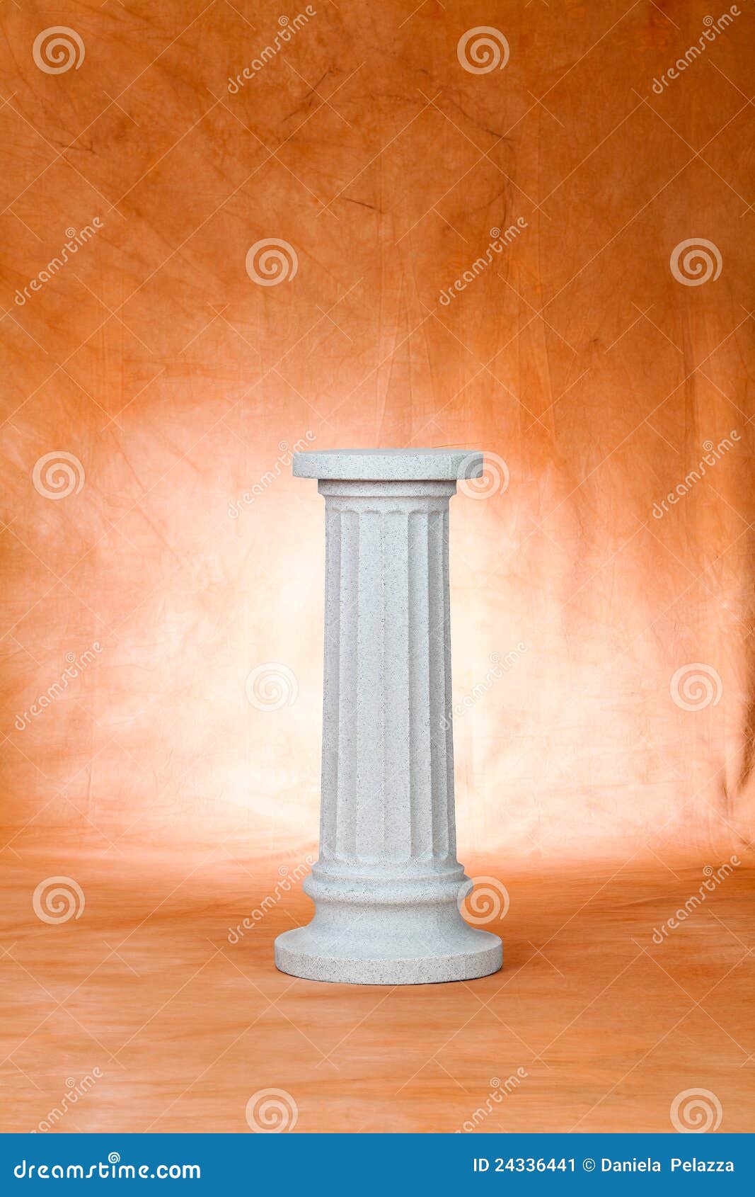 Empty Photo Studio with Column Stock Image - Image of portrait, gray ...