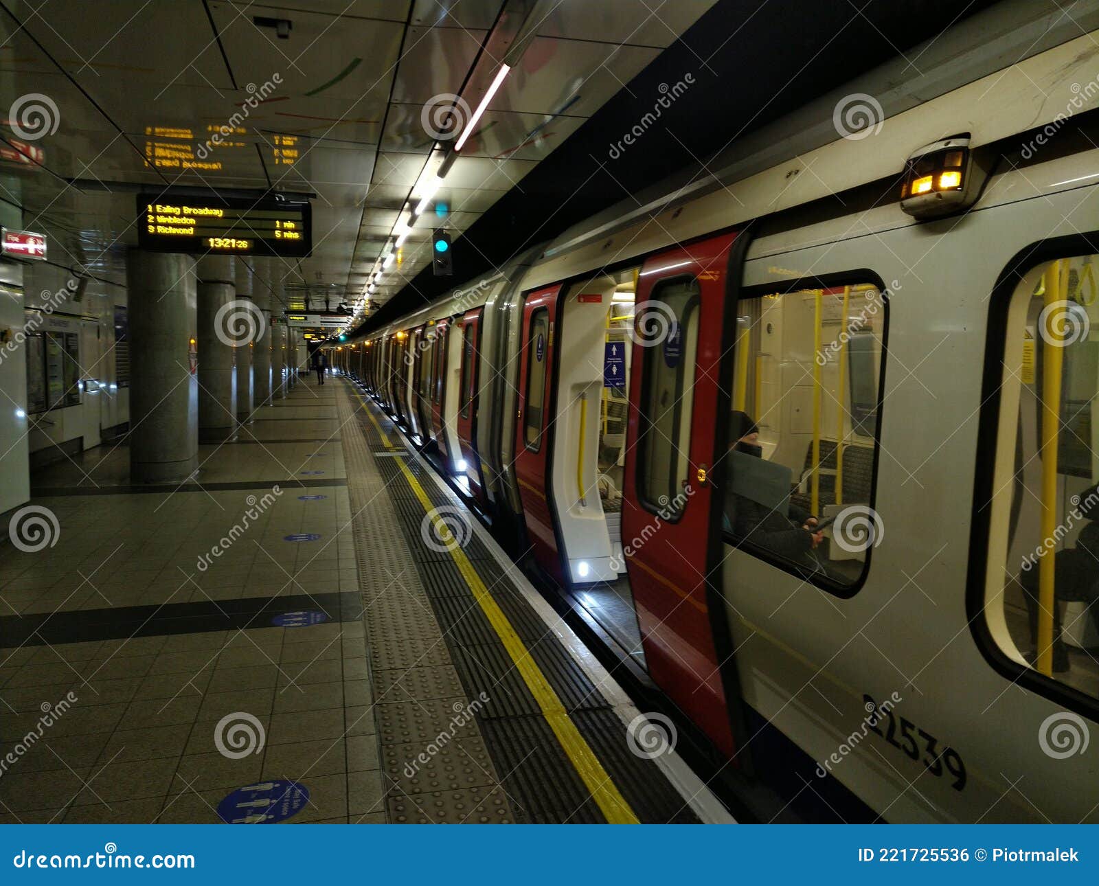 London Tube Platform during Lockdown Editorial Photo - Image of metro ...