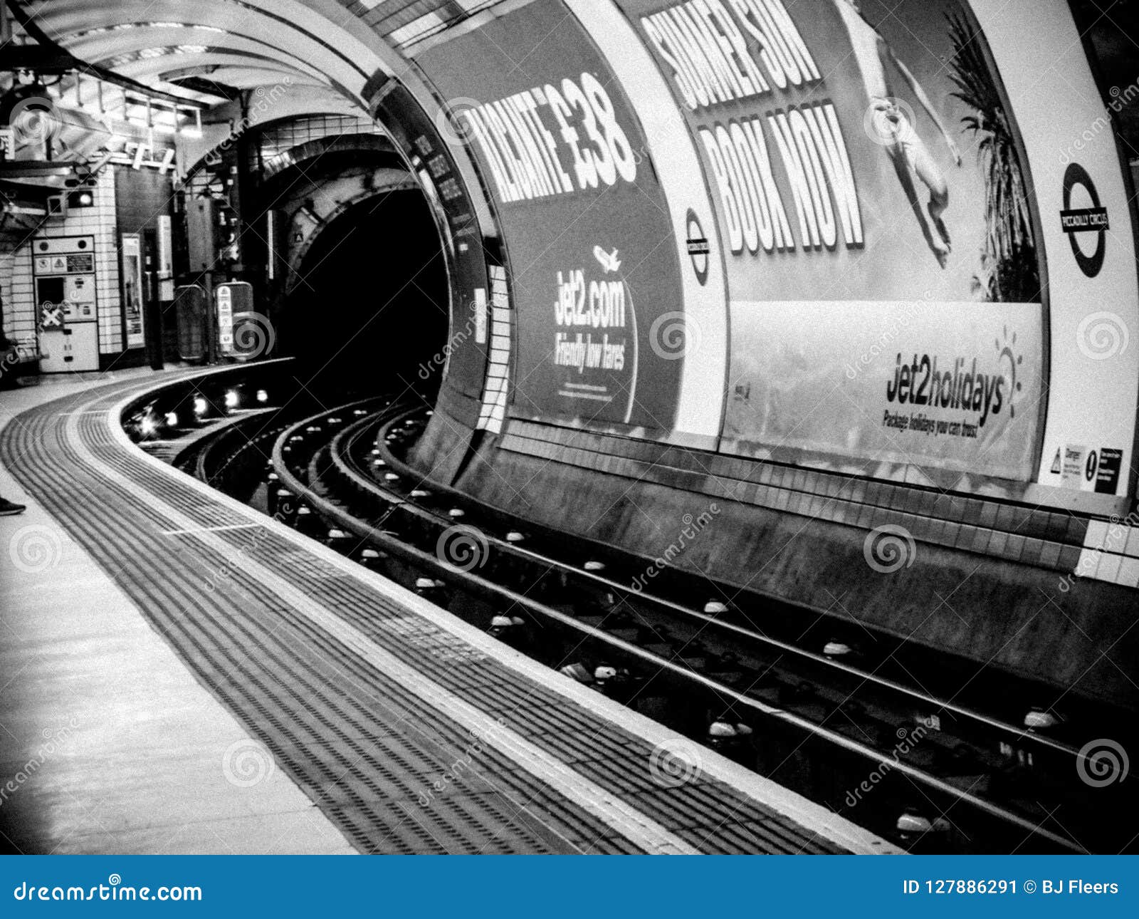 Empty Platform in Metro Station in London Editorial Photo - Image of ...