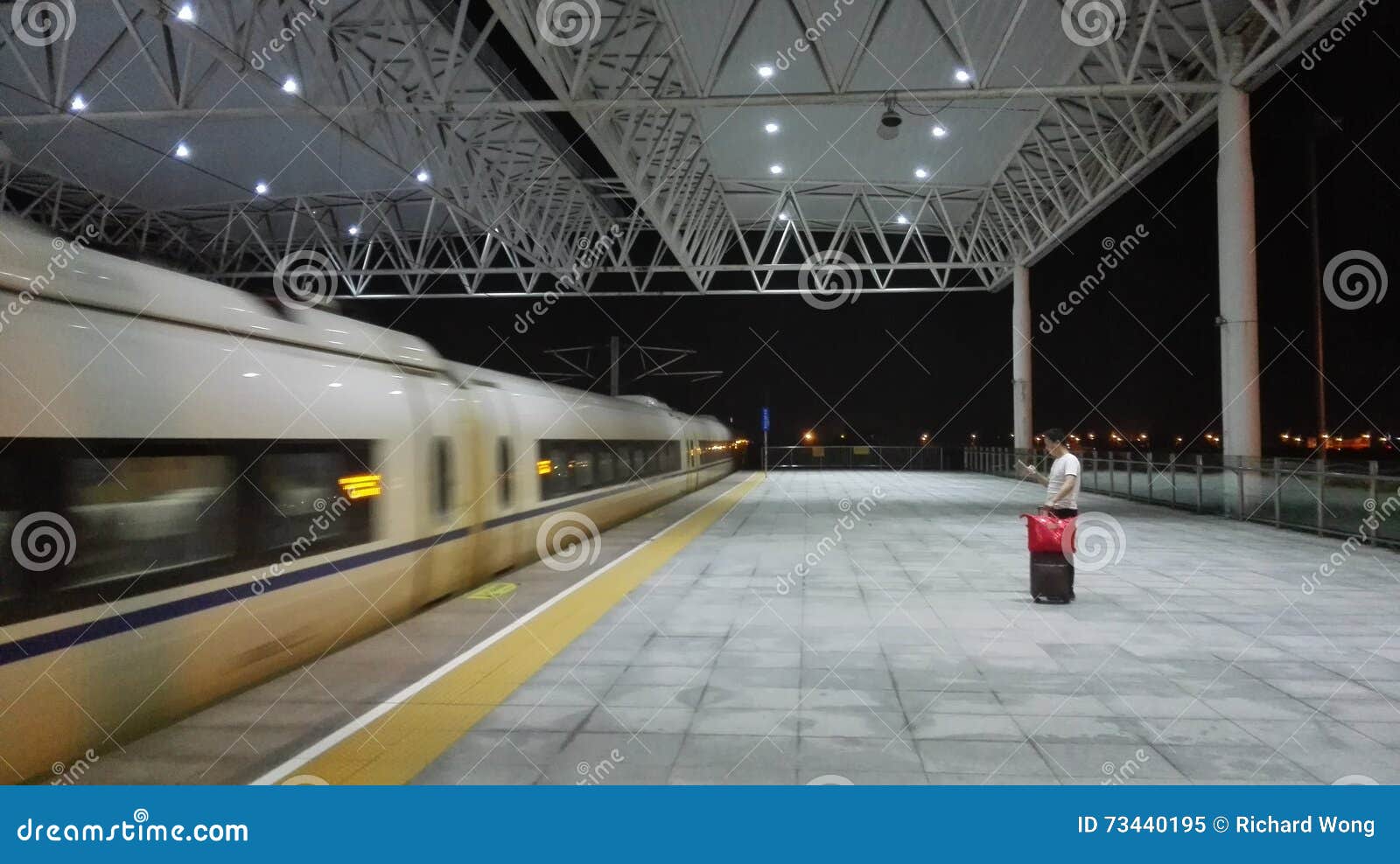 Empty Platform At Bicester North Train Station. Editorial Image ...