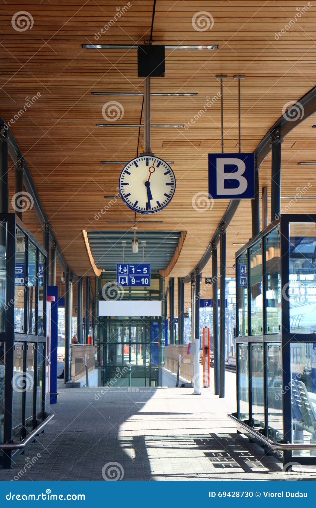 Empty Platform in Train Station Stock Photo - Image of outdoor, station ...
