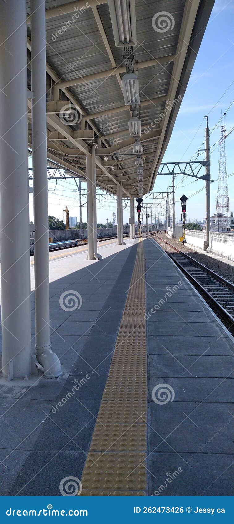 Empty Railroad Stasiun Platform Stock Photo - Image of empty, lane ...