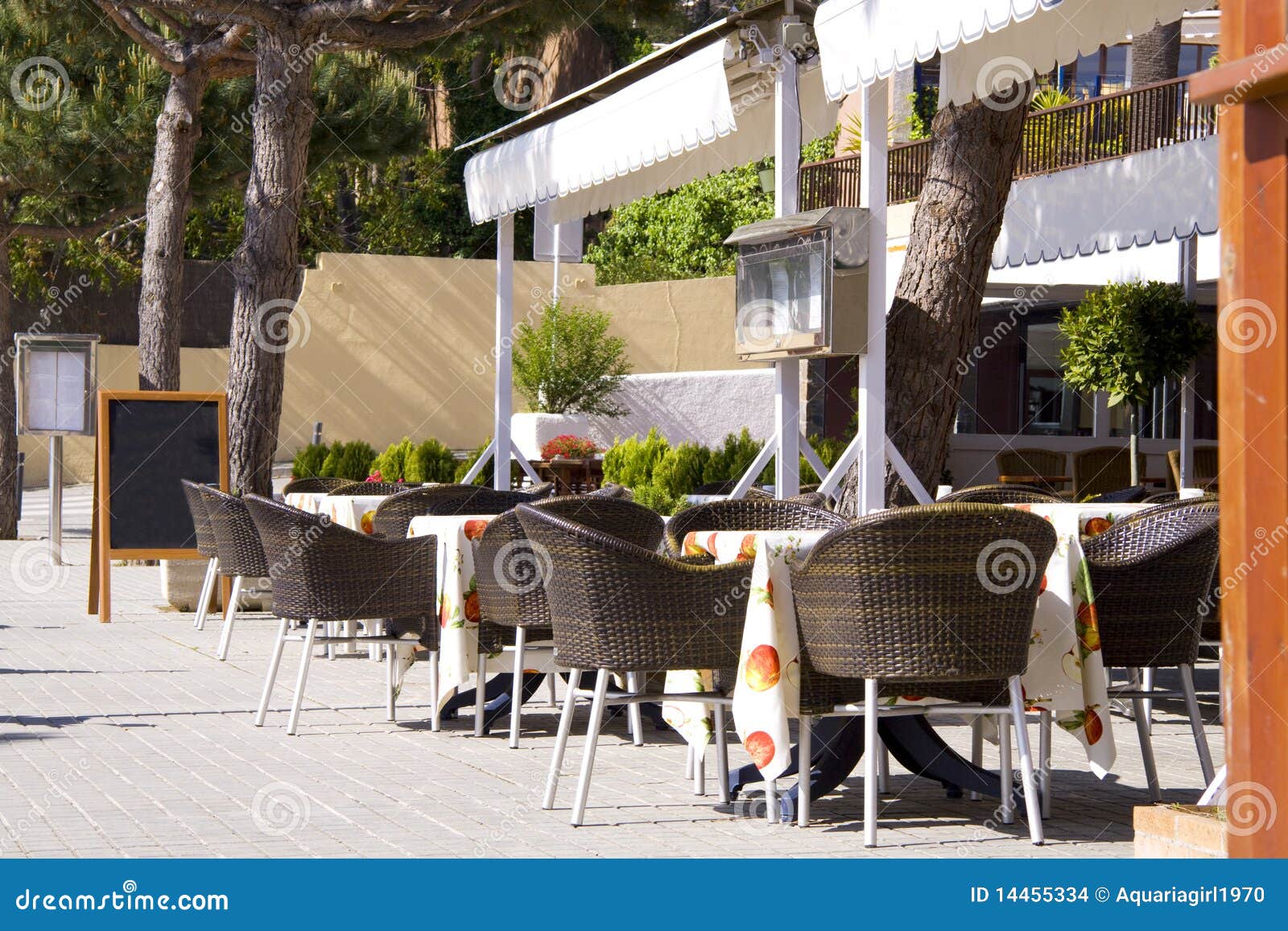 Empty restaurant stock photo. Image of business, arrangement - 14455334