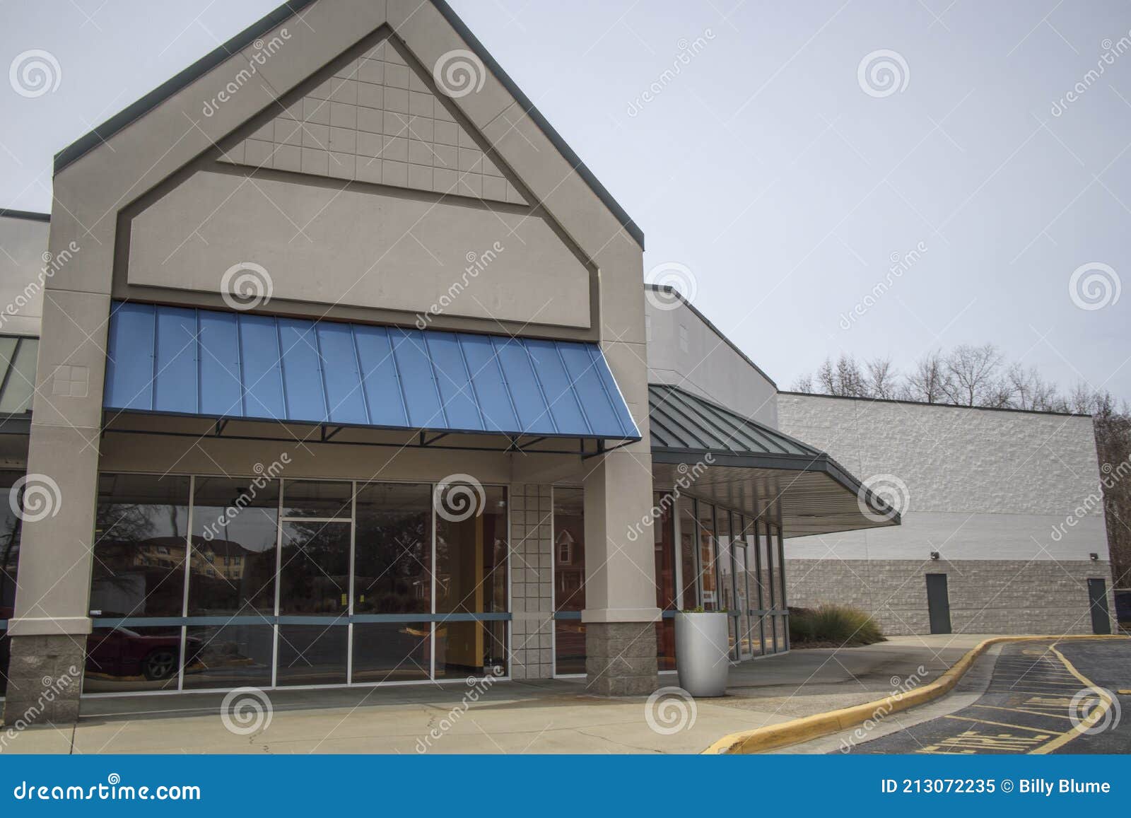 Empty Retail Building Units for Lease Corner View Editorial Image ...