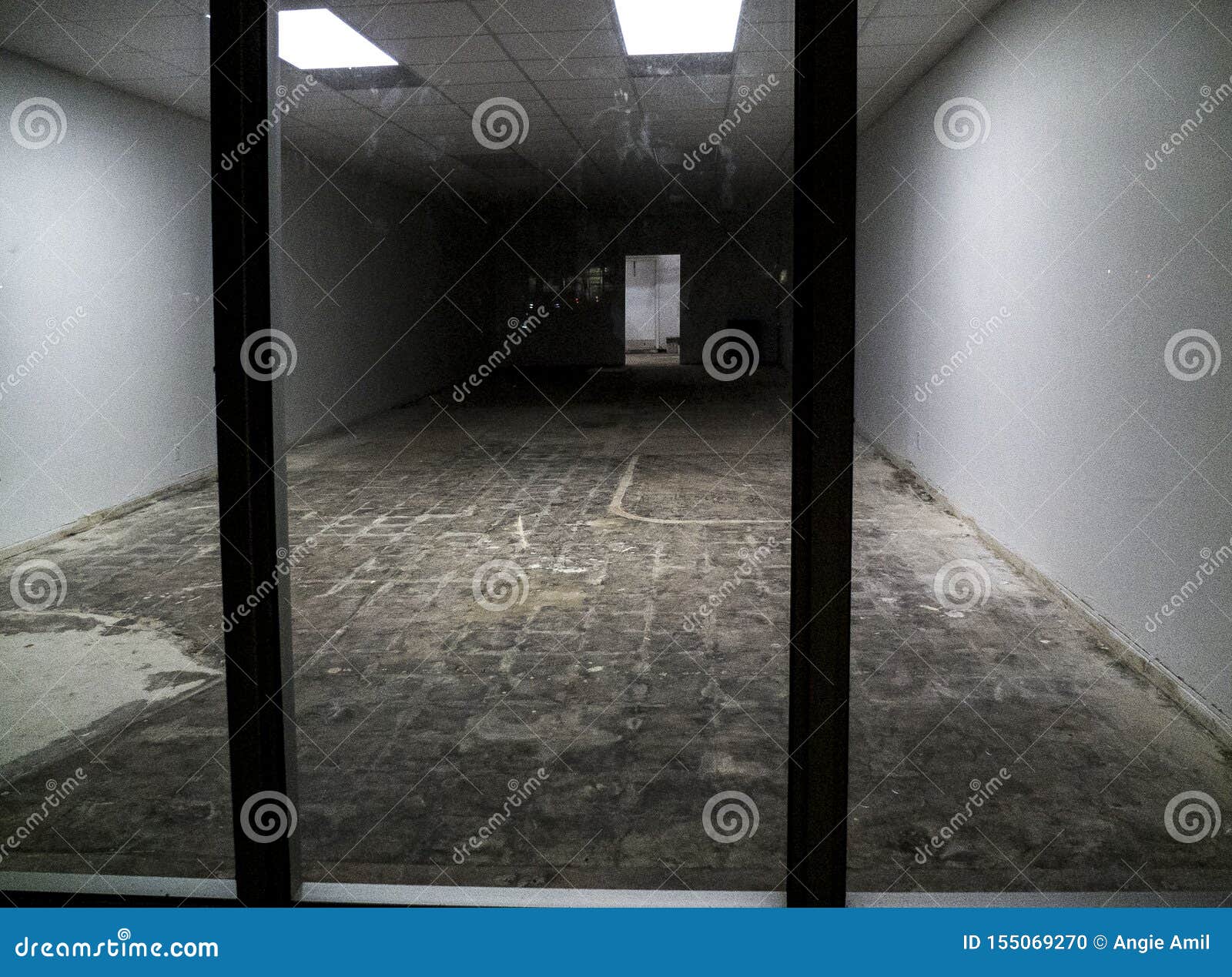 Empty Retail Space for Lease or Purchase Stock Photo - Image of wall ... Empty Retail Space for Lease or Purchase Stock Photo - Image of wall ...