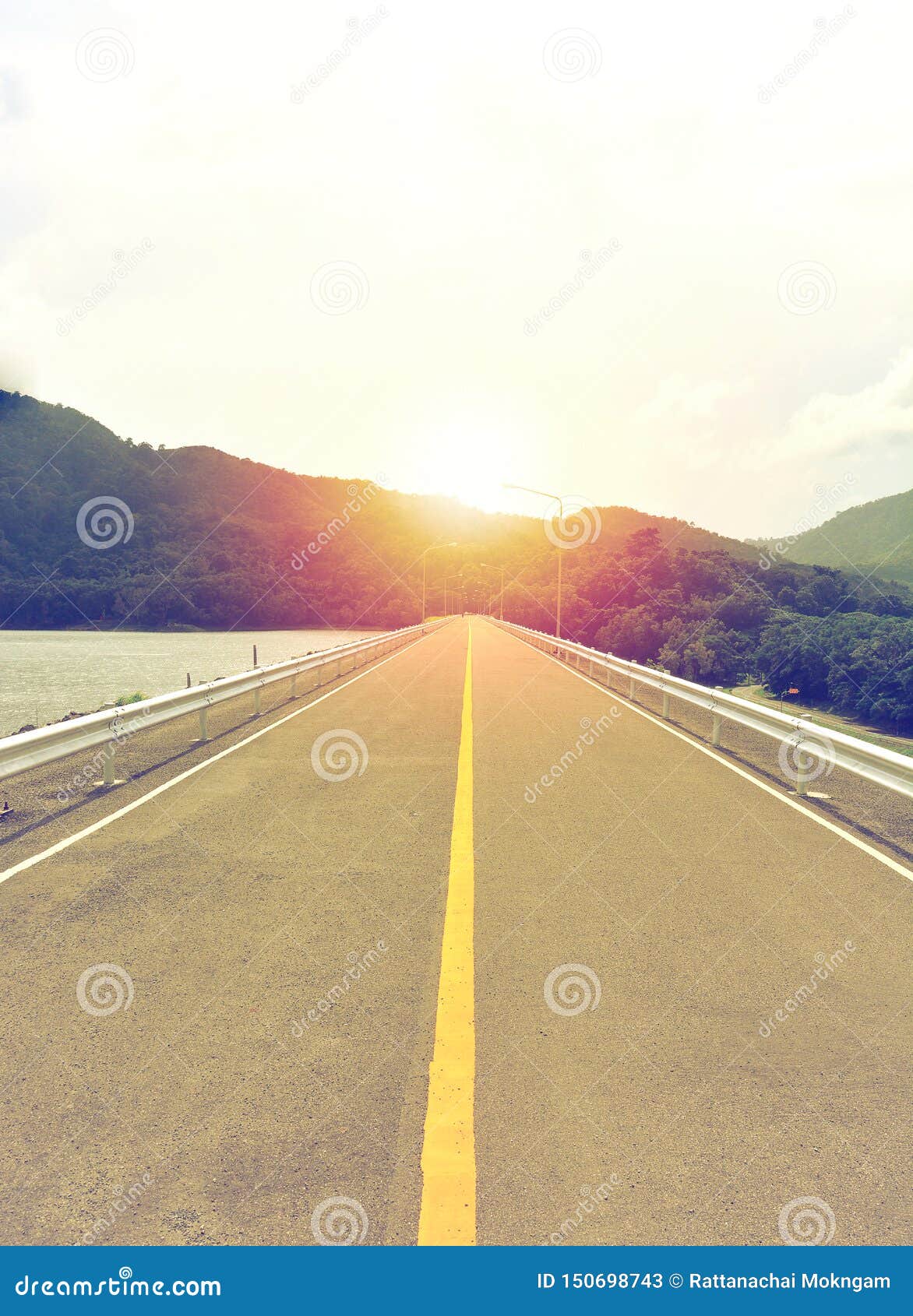 Asphalt Road with Yellow Lane Dividing Line in the Middle on Dam Stock ...