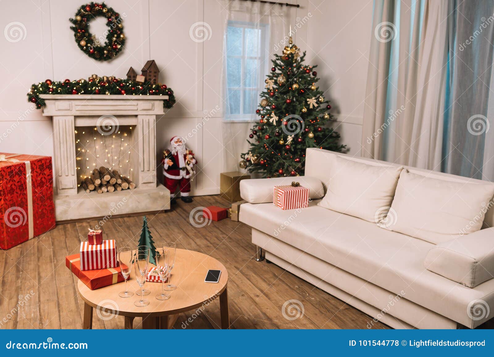 Empty Room with Christmas Tree Stock Photo - Image of gifts, glassware ...