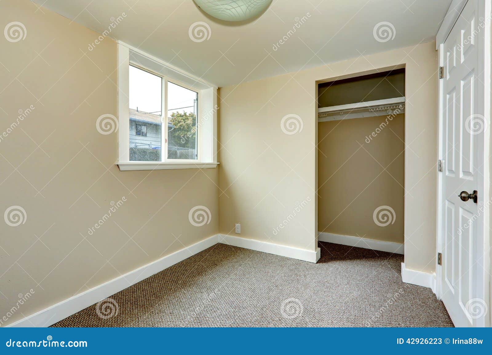 Empty room with closet stock image. Image of carpet, remodeled - 42926223
