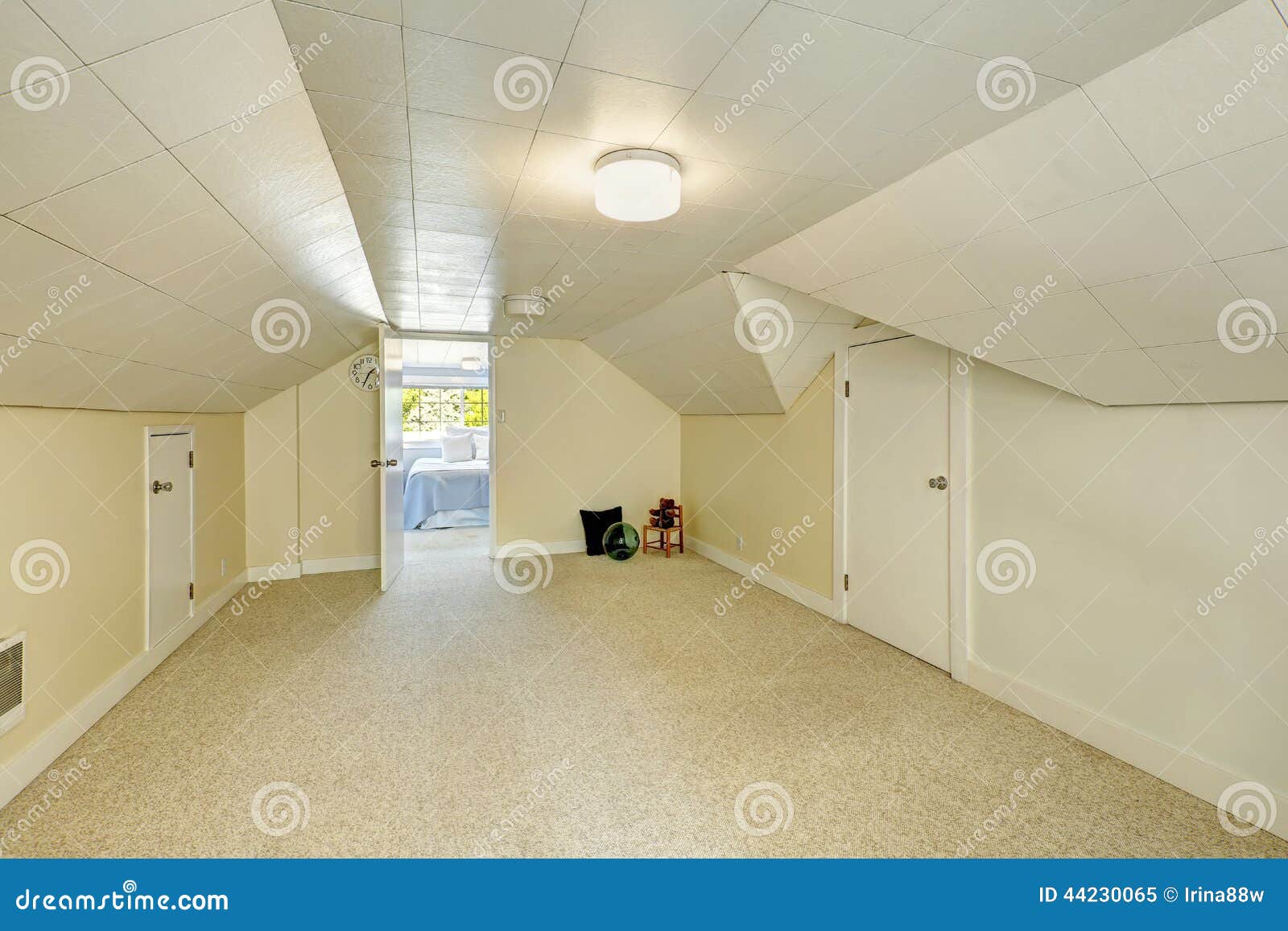 Empty Room Interior in Old House Stock Image - Image of room, ceiling ...