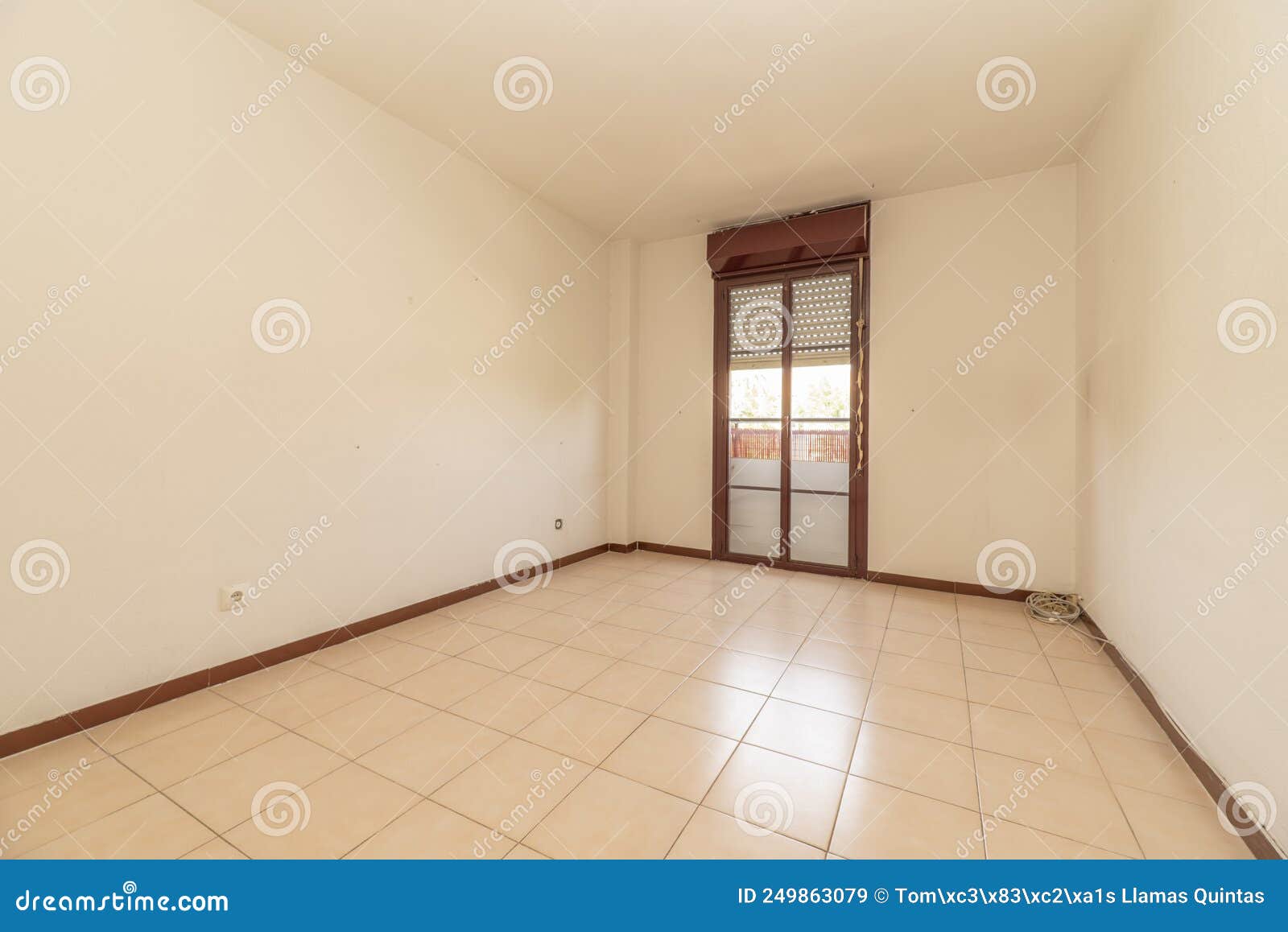 Empty Room with Plain White Painted Walls, Ceramic Tiled Floor Stock ...