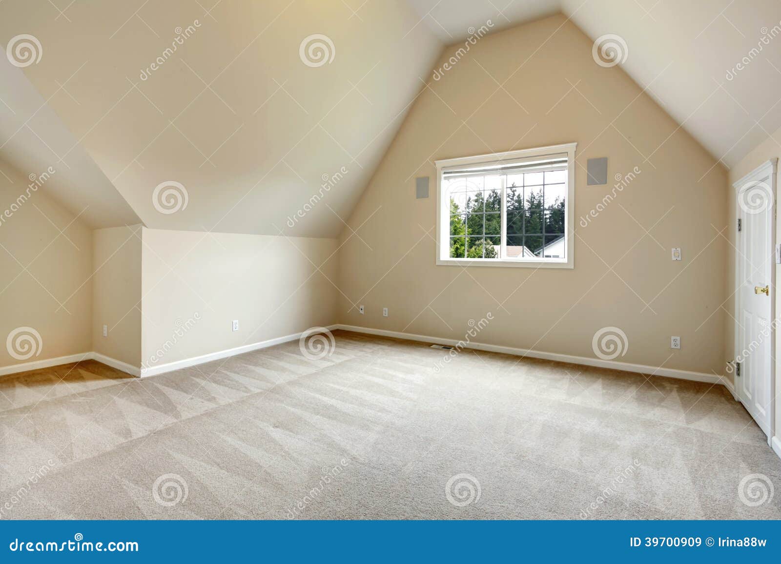 Empty Room with Vaulted Ceiling Stock Image - Image of real, ivory ...