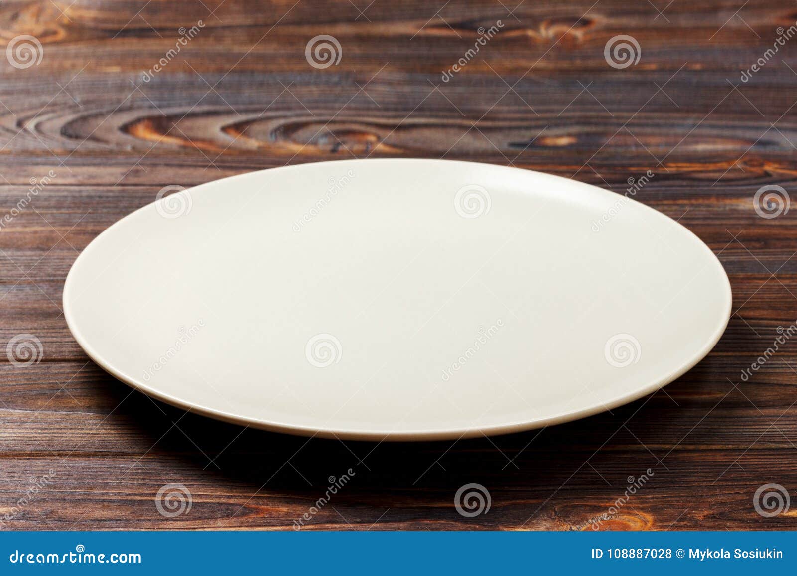 Empty Round Plate for Food on Wood Bachground. Perspective View Stock ...