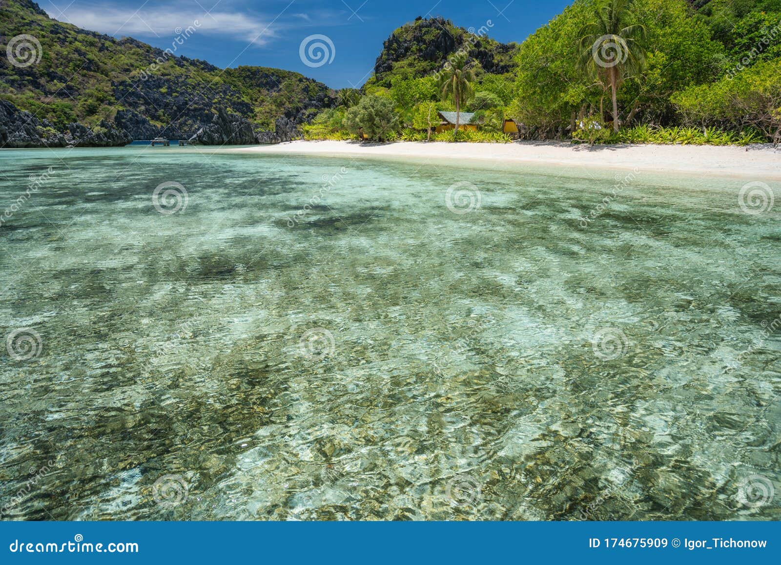 Empty Shallow Star Beach at Tapiutan Island. El Nido, Palawan ...