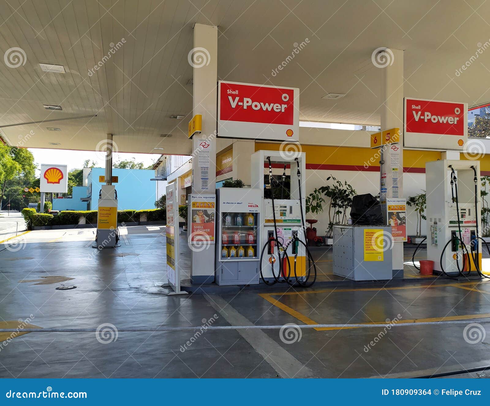 Empty Shell Service Station in Sao Paulo. Editorial Stock Image - Image ...