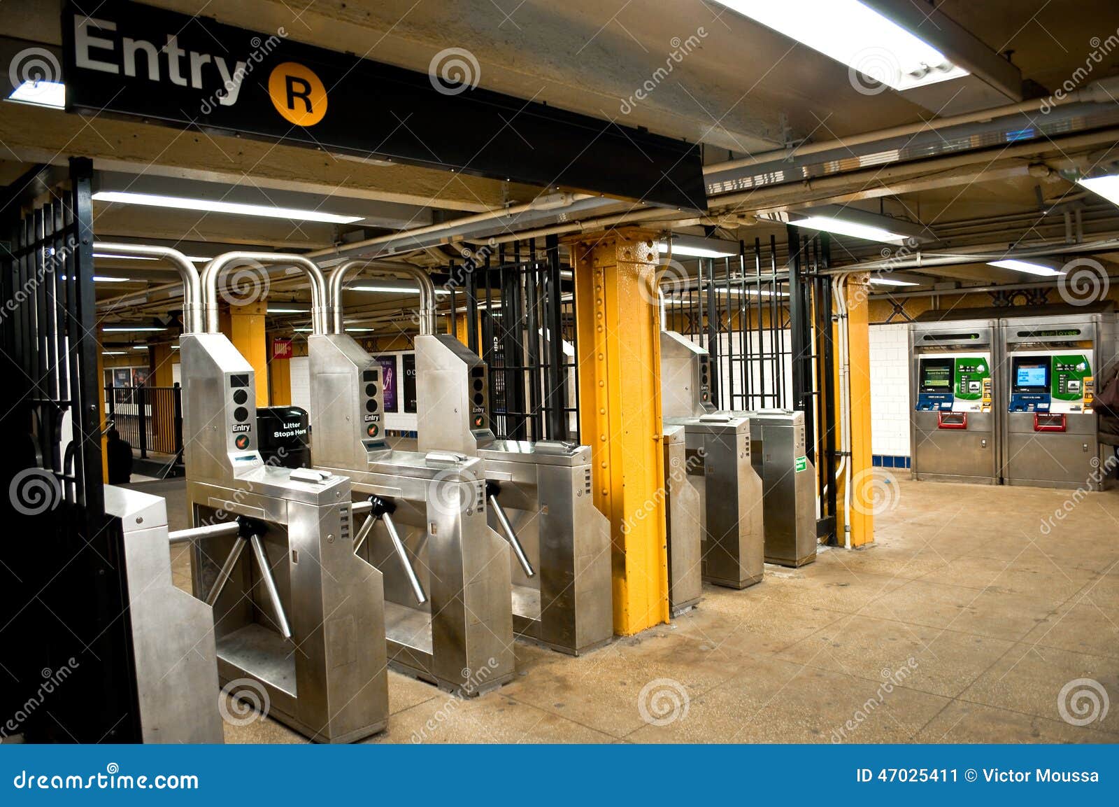 Empty subway station editorial photo. Image of brooklyn - 47025411