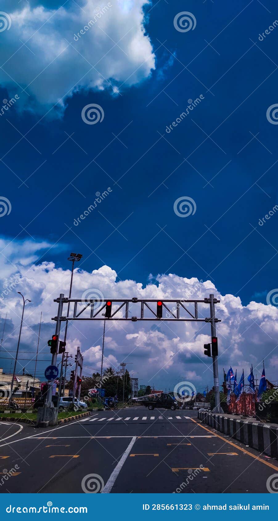 Empty Traffic Light with Blue Sky Background Stock Image - Image of ...