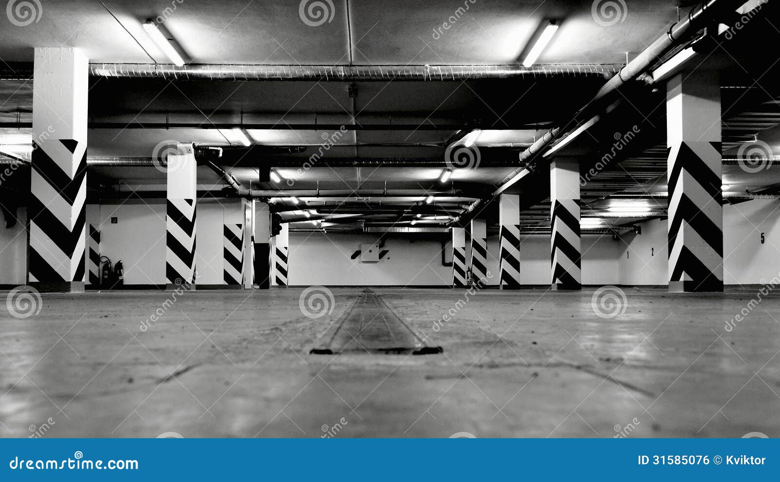 Empty Underground Parking Lot, Large Grunge Car Park Garage Interior ...